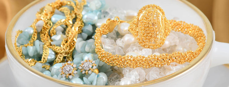 9ct Gold Patterned Wedding Ring Size O | H&T